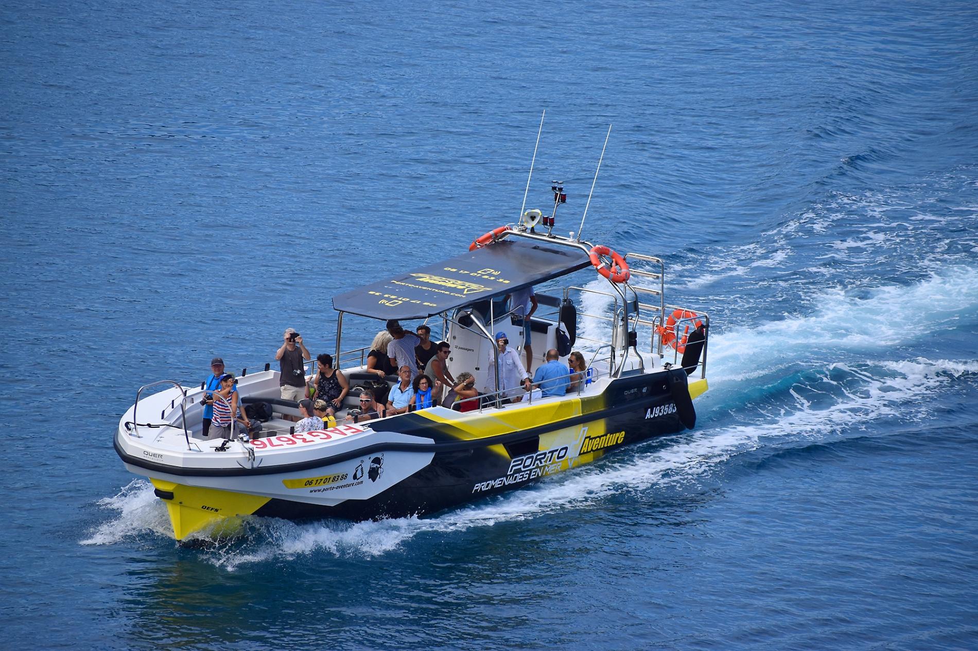 Les roches rouges en coucher de soleil avec apéritif | Porto Aventure ...